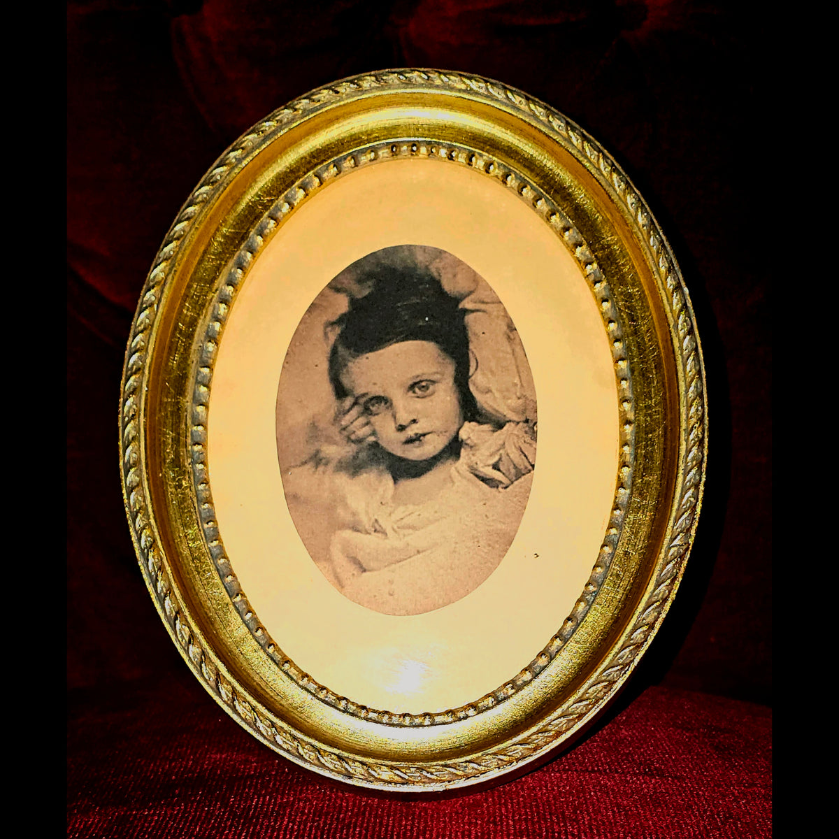 VINTAGE GOLD OVAL FRAME WITH VICTORIAN POSTMORTEM PRINT – Tooth & Veil