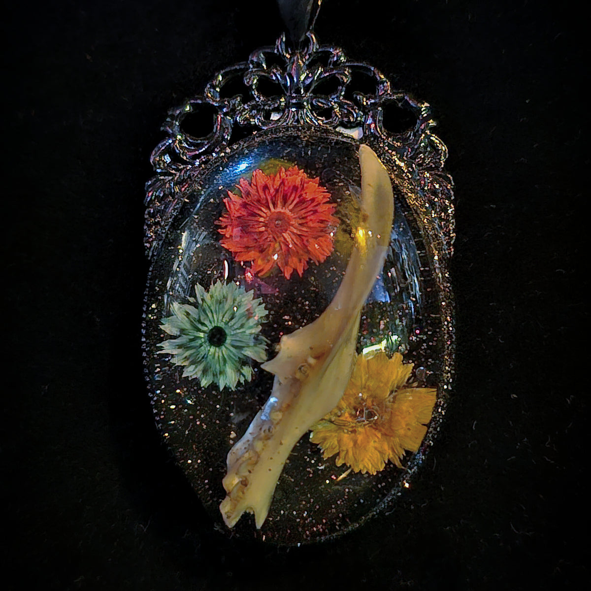 BLACK FRAMED BOA CONSTRICTOR JAW WND FLOWERS NECKLACE – Tooth & Veil